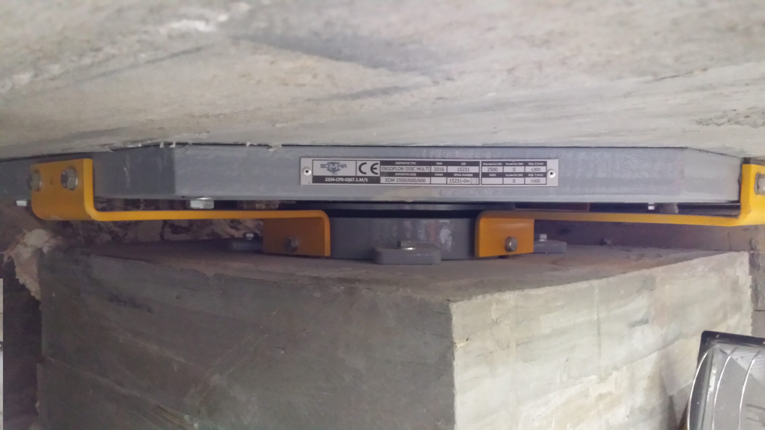 Appoggi a disco elastomerico confinato - ERGOFLON DISC - Somma ...